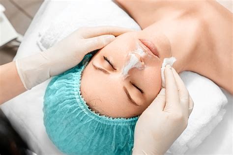 소녀의 얼굴은 스파 절차 클로즈업 후 청소되고있다 스킨 케어 미용사 스파 트리트먼트 얼굴 위생 2명에 대한 스톡 사진 및 기타