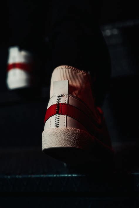 집 밖의 12개의 별 가로 줄무늬 국가 국가 상징 국기 깃대 깃발 대서양 맑은 하늘 문화적 상징 바람 산들바람 섬나라 수직 쐈어 아프리카