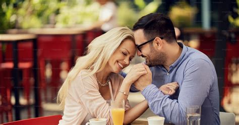 카페에서 눈을 감고 손을 잡고 서로에게 애정을 표현하는 사랑에 빠진 미소 짓는 커플 사진 Unsplash의 마시다 이미지