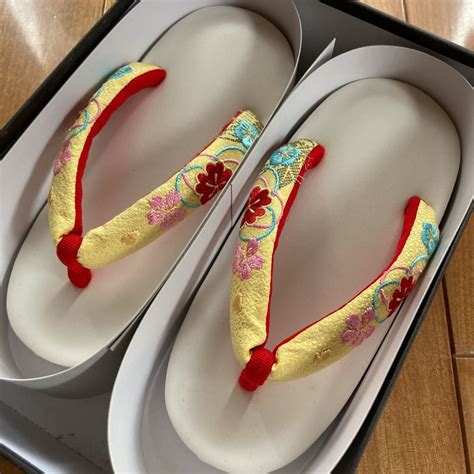 Yahooオークション 子供草履 着物 七五三 白い草履 鼻緒は黄色 5歳