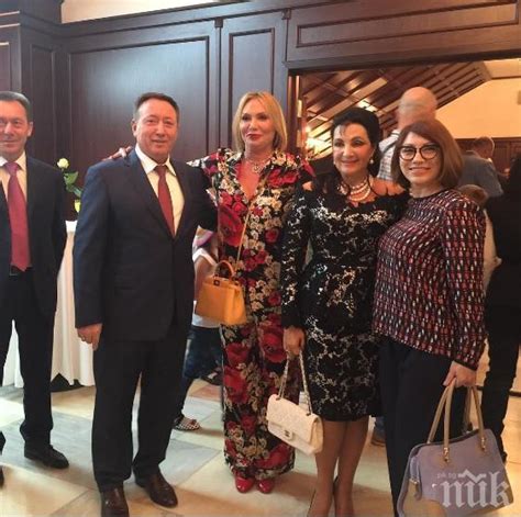 Ексклузивно в ПИК Майката на Алина Кабаева цъфна като майска роза порази с младежкия си вид