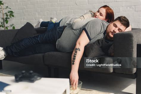 중량이 초과 된 남자 친구와 여자 친구 집에서 소파에 팝콘에 손으로 자 과체중에 대한 스톡 사진 및 기타 이미지 과체중 청년 성인 커플 Istock