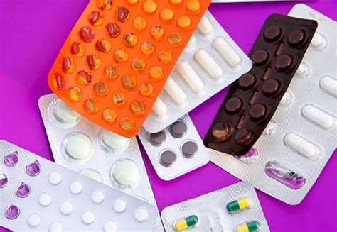 Muchas Tabletas Y Medicamentos Coloridos En Envases Farmacéuticos