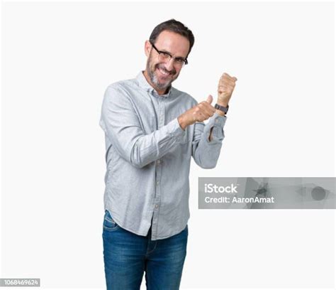 잘생긴 중세 시대 우아한 수석 남자 이상 안경을 절연 배경 자신감 웃 고 손을와 엄지손가락 뒤에 뒤를 가리키는 가리키기에 대한 스톡 사진 및 기타 이미지 Istock