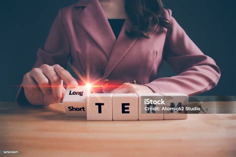 단기에서 장기로 변경하기 위해 나무 큐브 블록을 뒤집는 사업가 사업 투자 및 목표 개념 문자에 대한 스톡 사진 및 기타 이미지