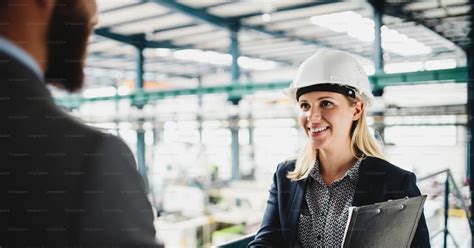 공장에서 산업 여성과 알아볼 수 없는 남자 엔지니어가 악수하는 초상화 사진 Unsplash의 양복 이미지