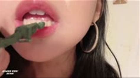 Giantess Aimee Chu Go Tiny Soldiers Hunting Collect Them In Jean