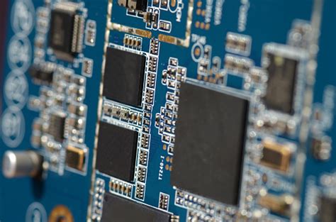 컴퓨터 기판 하드웨어 마더 보드 마이크로 일렉트로닉스 서버 cpu 칩 반도체 회로 코어 레드 기술 배경 또는 프로세서 개념 전자