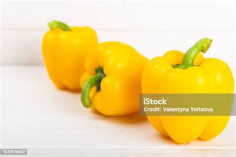 질감이 있는 나무 배경에 신선한 화려한 피망 피망 채소 비건 음식 건강에 좋은 음식 텍스트를 위한 위치입니다 복사할 장소 다이어트 개념입니다 검정색 배경에 대한 스톡 사진