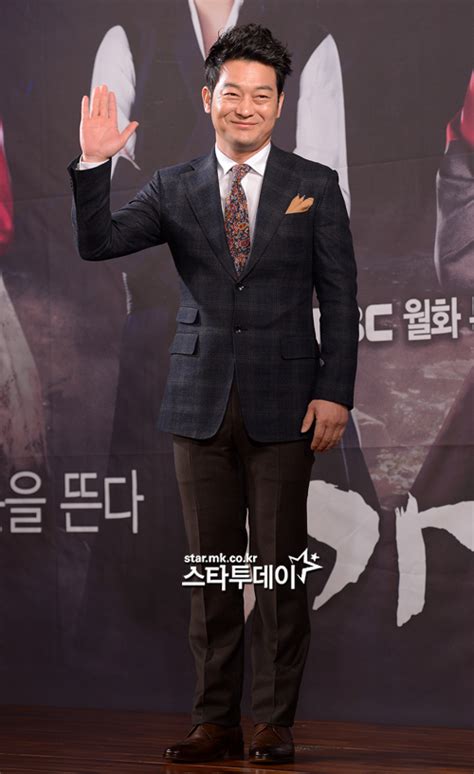 [포토] 조성하 `미소가 푸근한 꽃중년` 스타투데이