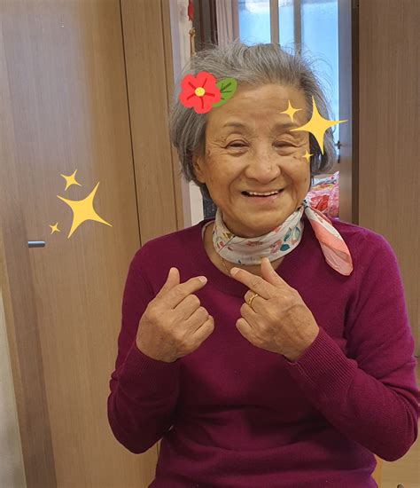 Lois 엄마는 치매 중 미국 사는 친구가 1년에 한 달 친정엄마와 지내기 위해 한국에 왔다 오기 전에 미리 엄마에게 같이
