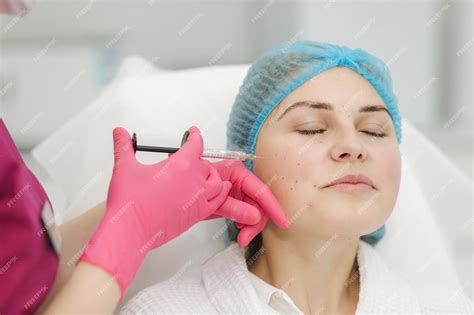 Mujer Recibiendo Inyección De Belleza En La Cara En Salón De Belleza Foto Premium