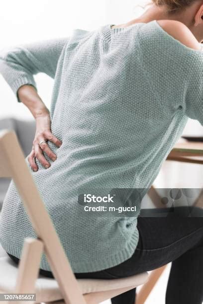 노트북에서 일하고 두통과 허리 엉덩이 척추 통증이있는 여성 걱정하는에 대한 스톡 사진 및 기타 이미지 걱정하는 건강관리와 의술 경련 Istock