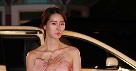 [포토]임지연 가슴 살짝 가리고