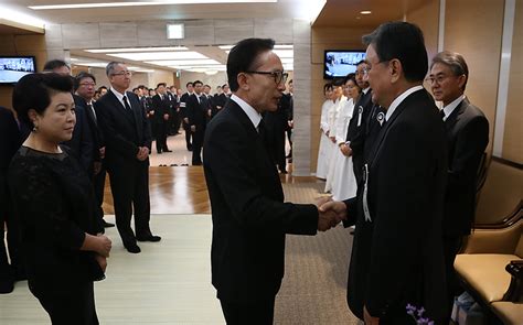 포토 홍석현 회장과 악수하는 이명박 내외 민중의소리