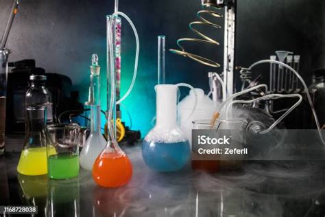 약국 및 화학 테마 연구 실험실에서 용액으로 유리 플라스크를 테스트하십시오 과학 및 의학 배경 어두운 색조 배경에 실험실 테스트 튜브 Stem 주제에 대한 스톡 사진 및