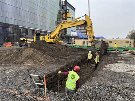 Metro Digging Into Detail The Mes Crew Is On Site Trenching For A