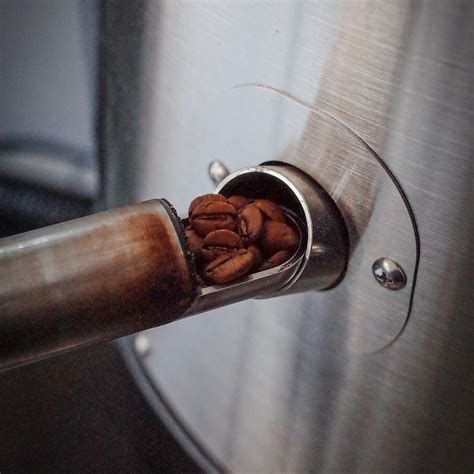 포베오커피랩 로스팅 Roasting ⠀ 1 명사 생두를 볶아 원두로 만드는 일 생두를 볶는 방법 시간 등에 따라 다양한 커피의 맛과 향이 나기 때문에 매우