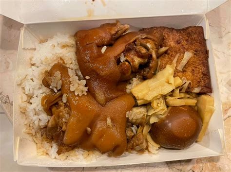 今天來四平街買東西，當然要順便外帶四平街最有名的 富霸王豬腳 「涵的足跡 走遍天涯」跟著小涵吃美食、玩遍天下