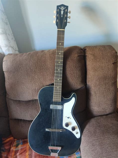 Can anyone help me identify this guitar? : r/guitars