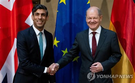 뮌헨 안보 회의에서 악수하는 영국·독일 총리 연합뉴스