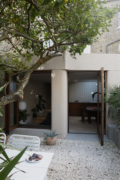 Sonn Uses Rough Plaster Finishes For Sculptural London Extension