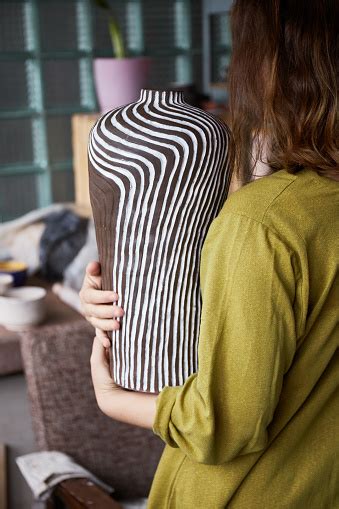 세라미스트와 수제 꽃병의 초상화를 닫습니다 도자기 스튜디오 도자기를 만드는 과정 마스터 세라미스트는 그녀의 스튜디오에서 작동 20 24세에 대한 스톡 사진 및 기타 이미지