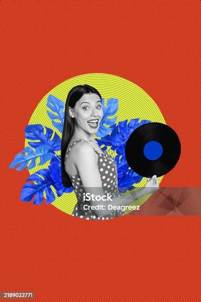 행복 한 소녀 홀드 레트로 비닐 디스크 레코드 음악 멜로 맨 빈티지 파티 식물 잎 절연 그린 배경에 절연 된 수직 사진 콜라주 20 24세에 대한 스톡 사진 및 기타 이미지