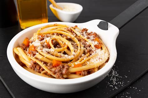 볼로냐 소스 파스타입니다 치즈와 올리브 오일 백색 프라이팬 팬 배경색은 검정색입니다 이탈리아 음식입니다 0명에 대한 스톡 사진 및 기타 이미지 Istock