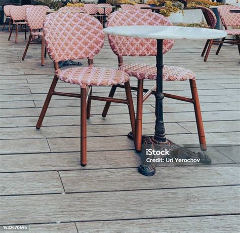 야외 테이블과 타일로 만든 포장 도로에있는 카페 근처의 두 개의 의자 0명에 대한 스톡 사진 및 기타 이미지 0명 가구 거리 Istock