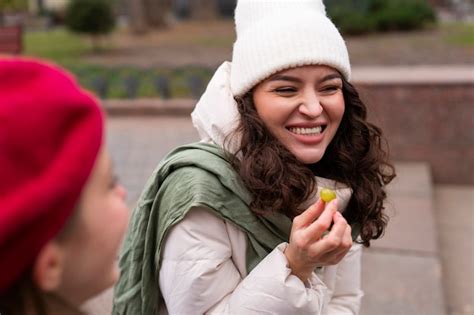 Seitenansicht Smiley Frauen Im Freien Kostenlose Foto