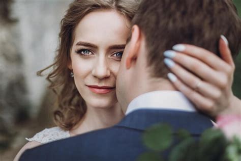 아름 다운 화려한 신부와 신랑 키스 행복 한 결혼 커플 포옹과 오래 된 성에서 포용 행복 낭만적인 순간 Elopement 개념 관능적인 사랑 공간 텍스트 프리미엄 사진