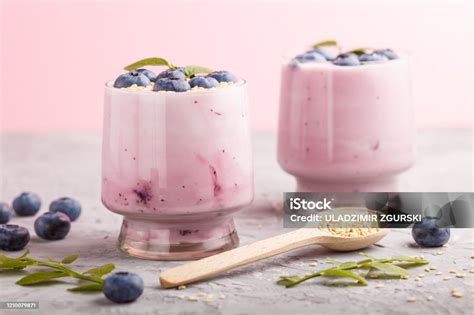 회색과 분홍색 배경에 유리와 나무 숟가락에 블루 베리와 참깨 요구르트 측면 보기 닫아 건강한 생활방식에 대한 스톡 사진 및 기타 이미지 건강한 생활방식 건강한 식생활