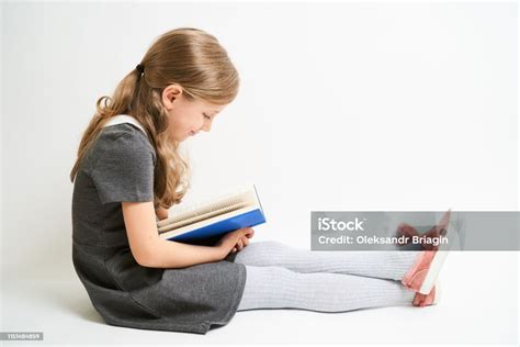 작은 소녀에 대 한 촬영 흰색 배경 입고 학교 제복 드레스 바퀴에 열려있는 책으로 고립 된 앉아 개념에 대한 스톡 사진 및 기타 이미지 Istock