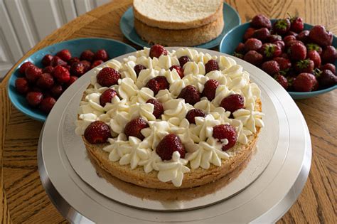 케이크를 만드는 과정 크림과 딸기로 비스킷을 장식합니다 제과 회전 테이블 건강한 식생활에 대한 스톡 사진 및 기타 이미지 건강한 식생활 과일 그릇 Istock