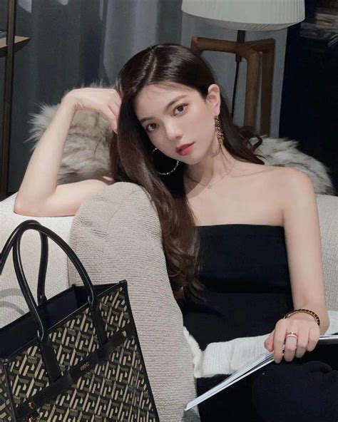 氣質網紅林恩如，膚白貌美氣質佳，窈窕身形纖長四肢，還是個學霸