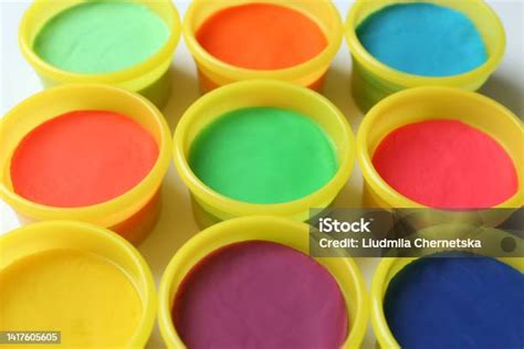 흰색 배경에 다채로운 놀이 반죽이있는 플라스틱 용기 근접 촬영 반죽 주식에 대한 스톡 사진 및 기타 이미지 반죽 주식 어린이 놀이용 점토 용기 제작물 Istock