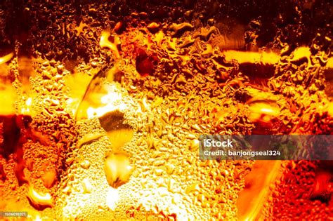 매크로 콜라 질감 매크로 청량 음료 질감 어두운 콜라 배경에 얼음 조각을 닫습니다 달콤한 여름 차가운 음료의 질감과 거품과