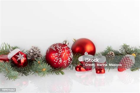 흰색 배경에 전나무 나무의 가지와 크리스마스 장식 Baubles 및 콘 0명에 대한 스톡 사진 및 기타 이미지 0명 12월