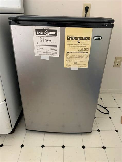 Lot 12 Sanyo Mini Refrigerator Model Sr 4911m 49 C F Capacity