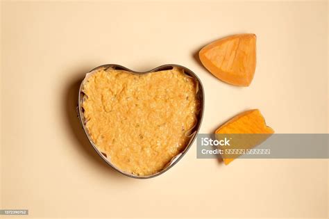 집에서 하트 모양의 케이크 요리 베이지 색 배경에 호박과 심장 모양 반죽을 잘라 단계별 사진 지시 1단계 0에 대한 스톡 사진 및 기타 이미지 Istock