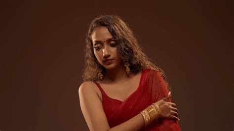 ‎pamawi Adare Soyana Music Video By Nipuni Herath And Mahiru Senarathne Apple Music