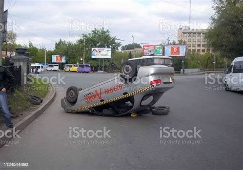 난파 자동차 자동차 사고의 결과 도 교통 사고입니다 경찰관에 대한 스톡 사진 및 기타 이미지 경찰관 고속도로 고철 Istock