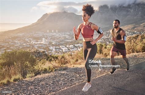 피트니스 운동 및 달리기 커플은 유산소 운동 훈련 및 에너지 건강한 라이프스타일 및 강한 신체 건강을 위해 산에서 활동합니다 스포츠 자연과 주자 남자 여자와 운동 선수 언덕