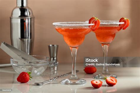 신선한 수제 딸기 마가리타 칵테일과 바 도구가 테이블 위에 있습니다 여름 상쾌한 칵테일 준비 공휴일에 대한 스톡 사진 및 기타 이미지 Istock