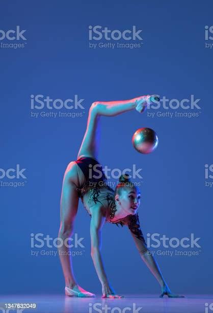 한 어린 소녀 네온의 푸른 스튜디오 배경에 고립 된 밝은 아름다운 스포츠 의상을 입은 리듬 체조 예술가 리듬에 대한 스톡 사진 및 기타 이미지 Istock