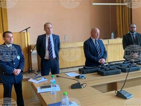 Заместник министърът на вътрешните работи Емил Ганчев връчи пистолети на служители на ОД на МВР