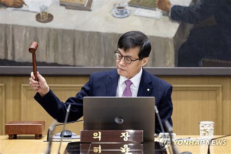전문가들 추락하는 경기부터 살려야기준금리 인하 전망 우세
