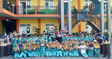 palang merah remaja pmr master ar roihan beraksi ke sekolah dasar mts terpadu ar roihan lawang