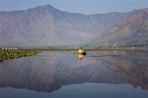 Premium Photo Dal Lake In Srinagar Jammu And Kashmir Beautiful